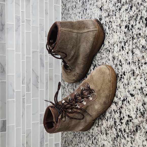Vasque | Shoes | Vintage Brown Vasque Cowhide Leather Hiking Boots Sz ...